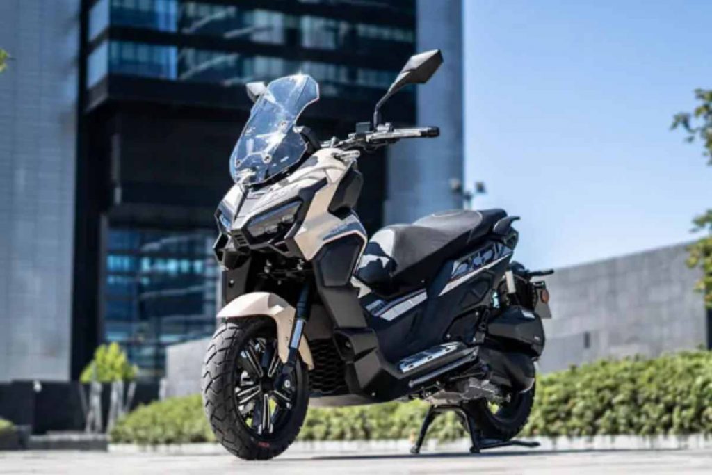 Sembra un Honda X-ADV, ma costa la metà: questo scooter low cost ...